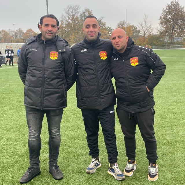 Meesters van het Veld: De Drie Coaches van FC Geweldige Meiden ...